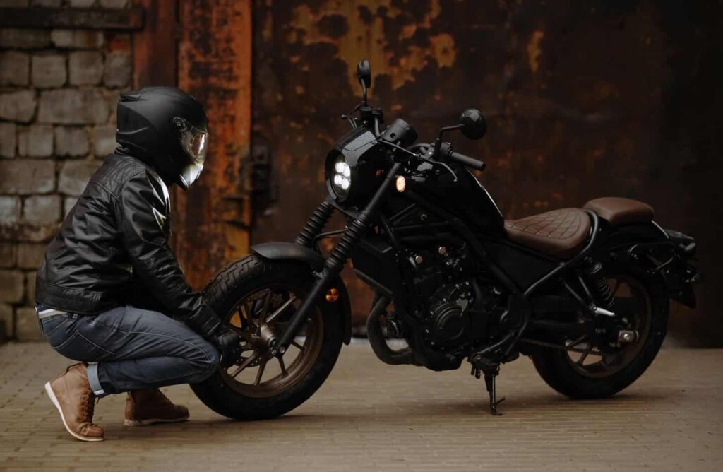 ¿El color del casco influye en la seguridad del motorista? | AMV